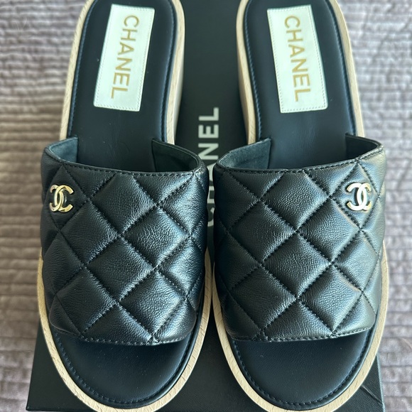 CHANEL | Shoes | Chanel 222 Interlocking Cc Logo Quilted Leather Slides ...